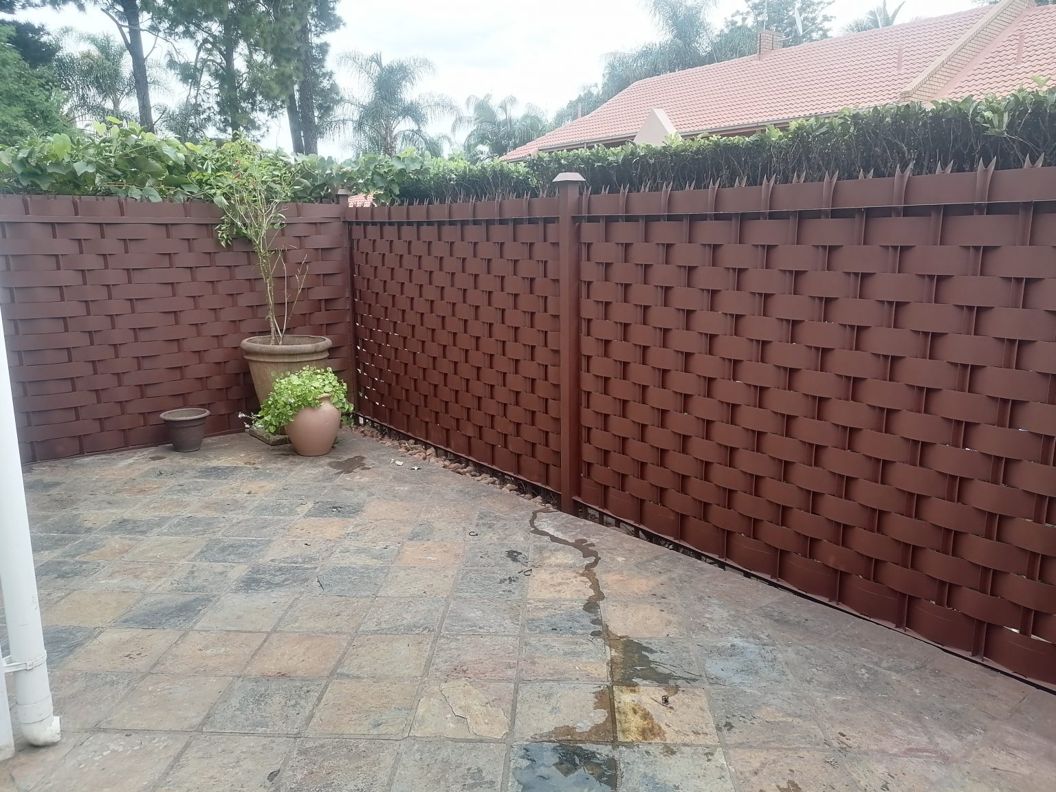 Palisade Fence Weaving – House Doctor Pretoria